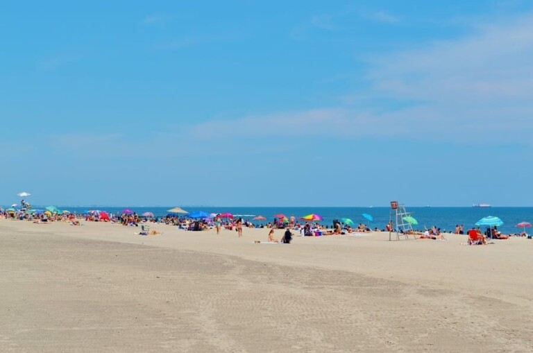 15 Best Beaches in New York City + MAP